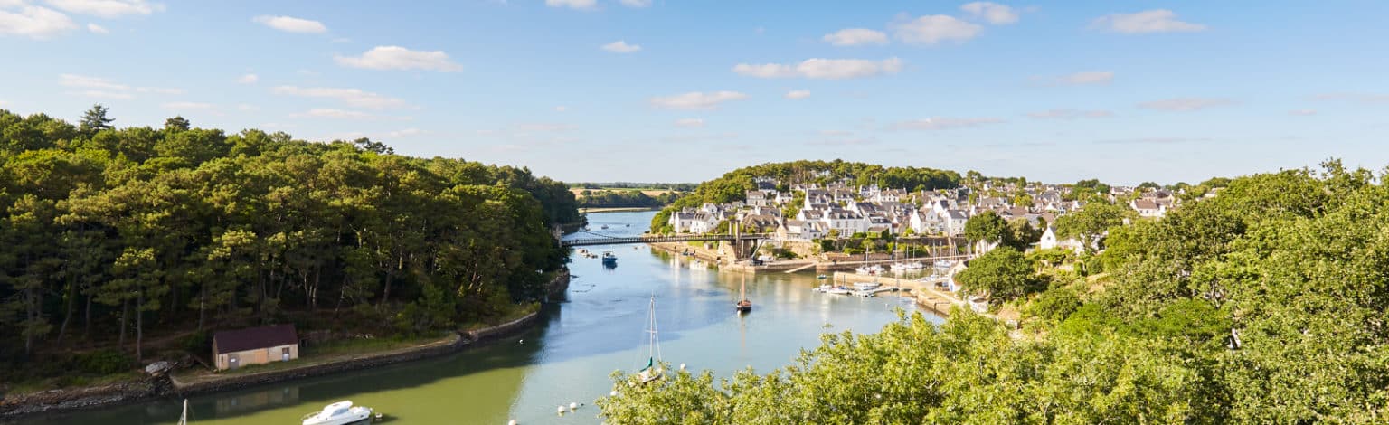 Le Bono, petit port du Golfe du Morbihan et son pont suspendu