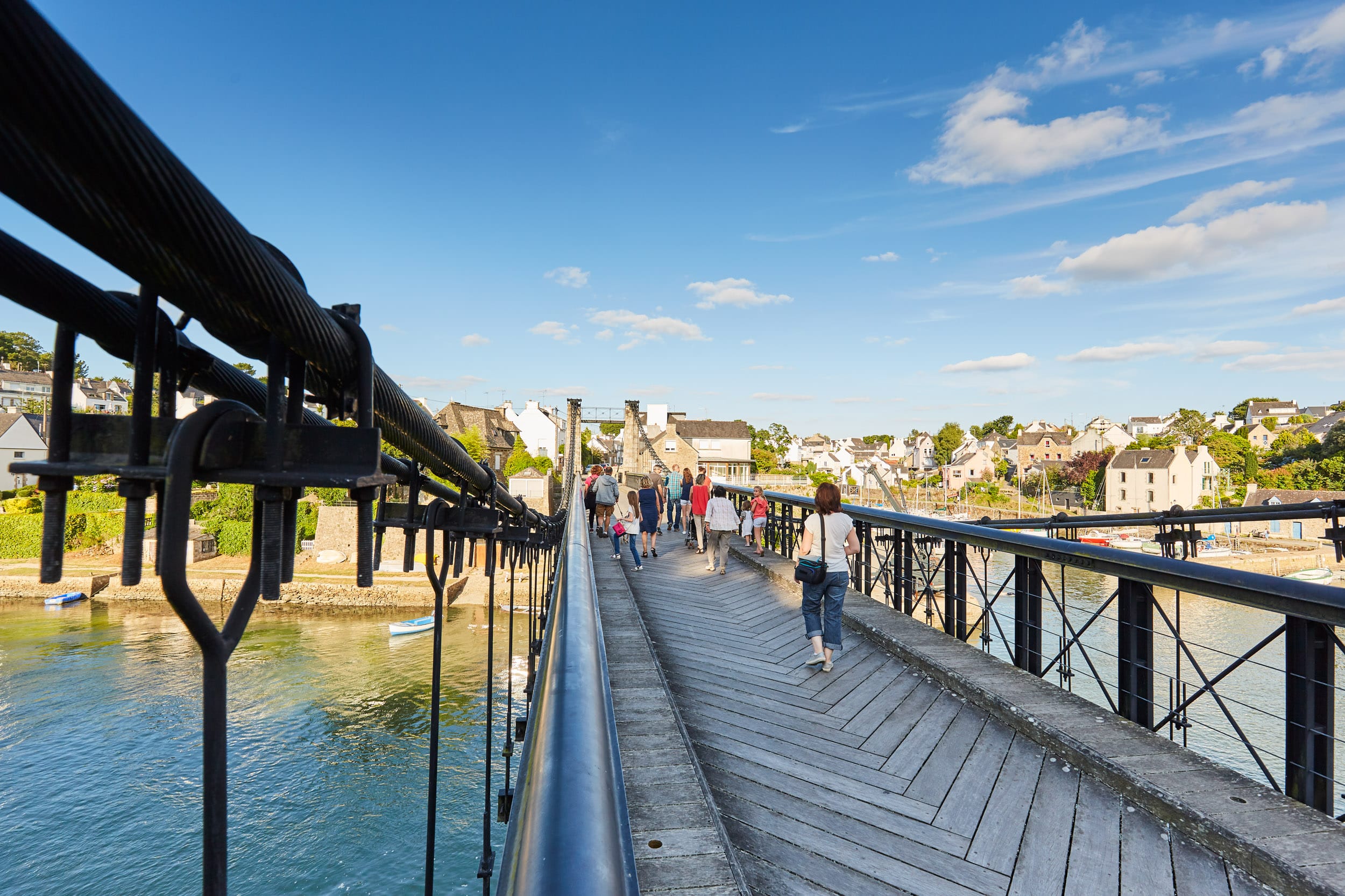 Le Bono, petit port du Golfe du Morbihan et son pont suspendu